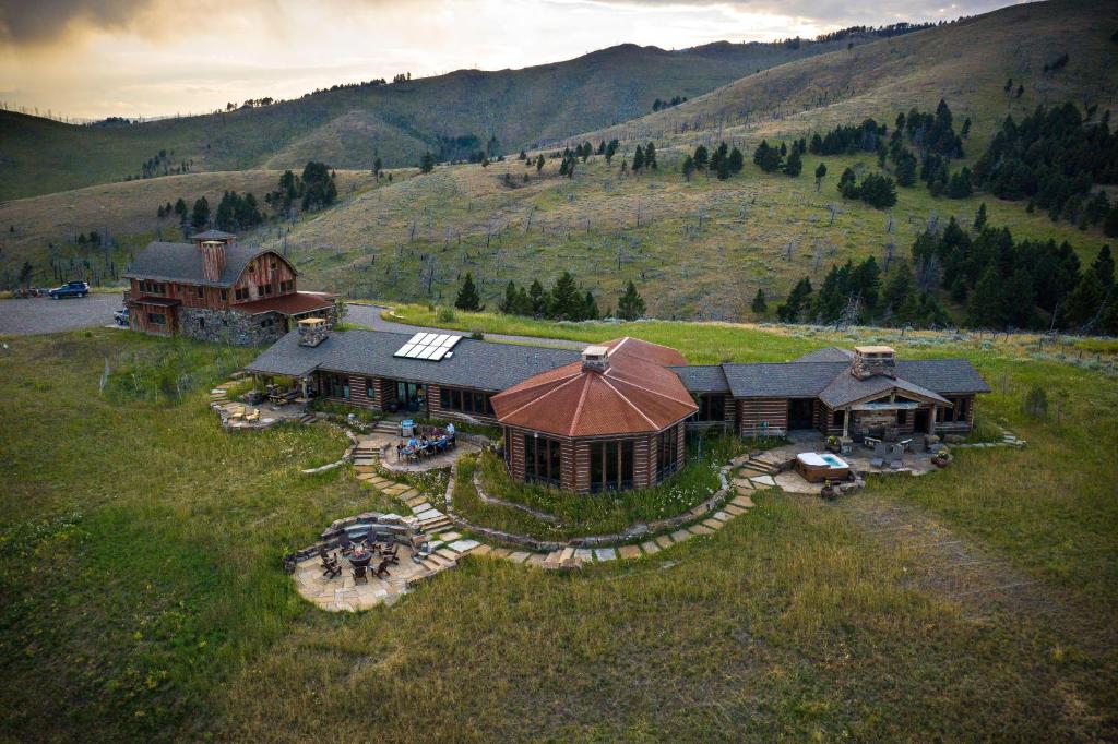 New Moon Lodge, Emigrant (updated prices 2026)