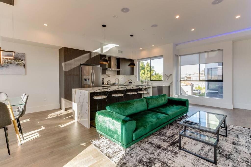 Modern 4 Bedroom Masterpiece With Rooftop Deck, Los Angeles (updated ...