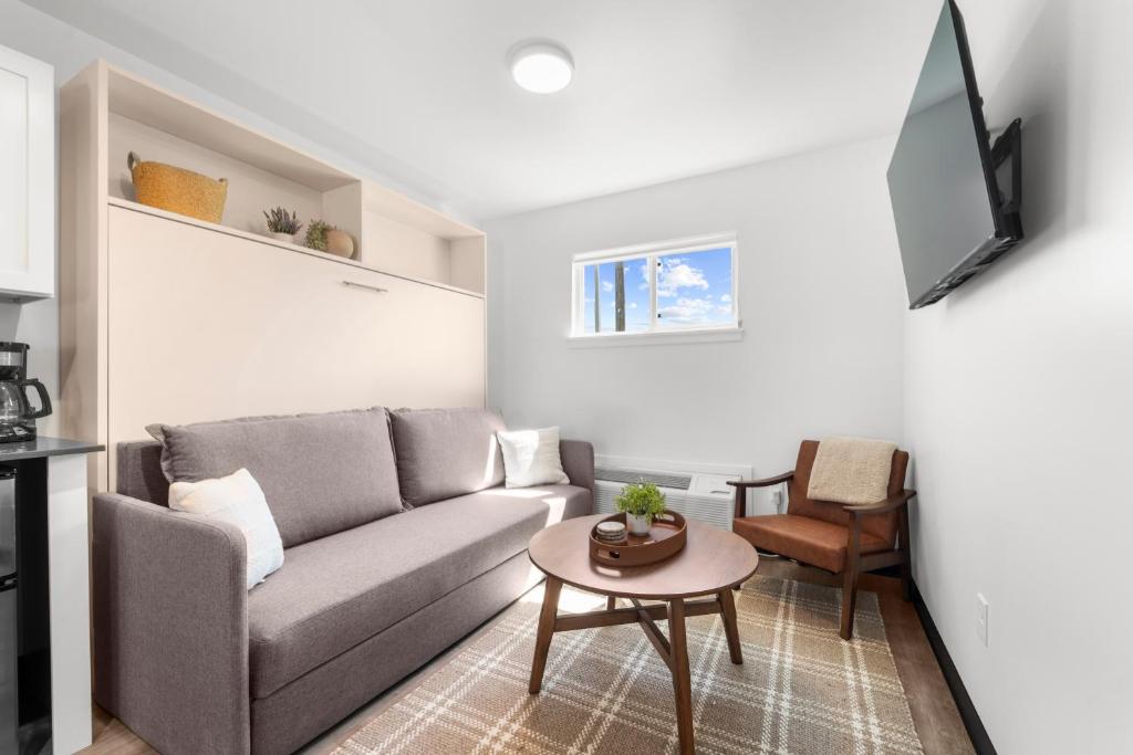 Falls Edge Studios, Cedar Falls (updated prices 2026)