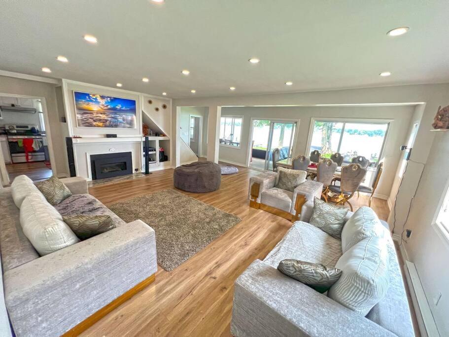 Charming Cottage on Lake Simcoe, Orillia (updated prices 2026)