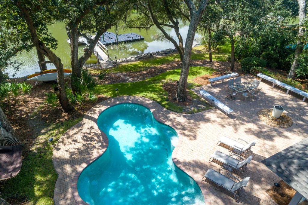 17 Baynard Cove -Just a 5-Minute Walk from White Sandy Beaches, Enjoy a ...