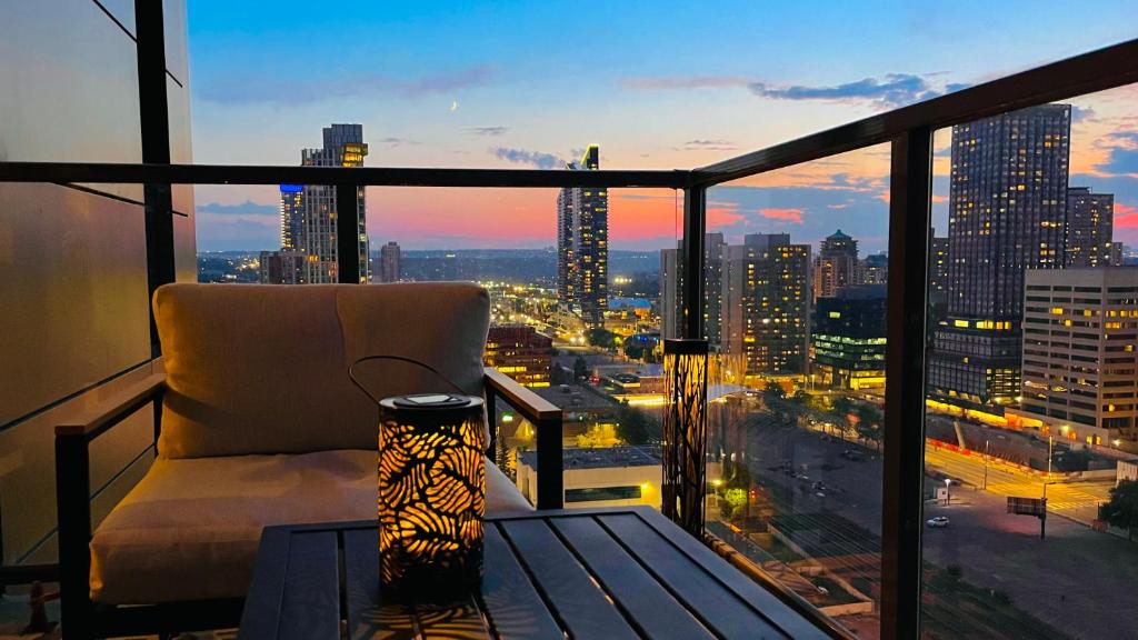 LUXURY Downtown Sunset Getaway - Your Home Away From Home - Fully ...