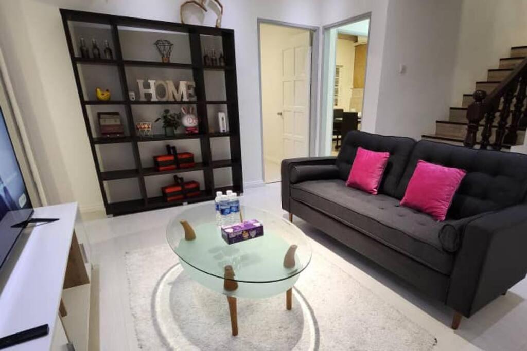 Jk Home Borneo 96 18Pax 6BedR 6BathR 3Carparks, Kuching (precios actualizados 2025)