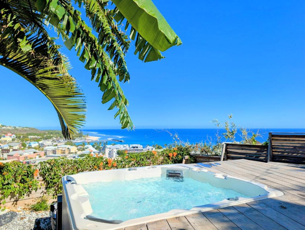 Villa Blue Waves - piscine, bain à remous et vue mer, Saint-Gilles-les ...
