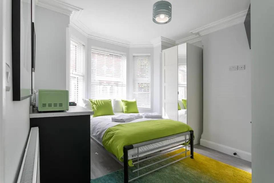 Room 1 · Charming Studio in Nottingham– Perfect for Couples Pass The ...