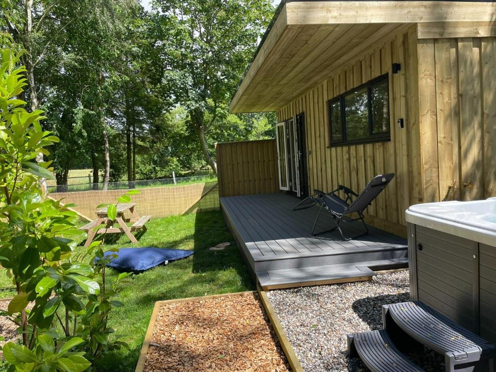 Luxury Chestnut Lodge with Hot Tub and Games Room, Toppesfield (updated ...