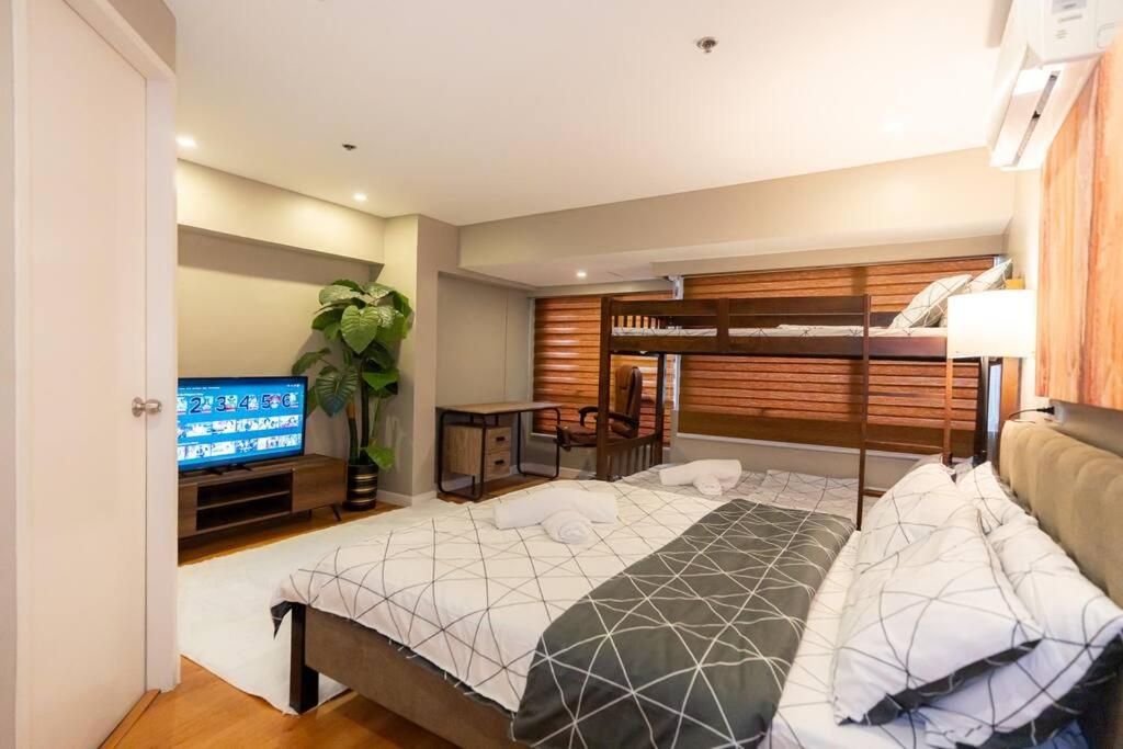 A2J Luxury Cinema 3BR Loft BGC Near High Street, Manila (updated prices ...