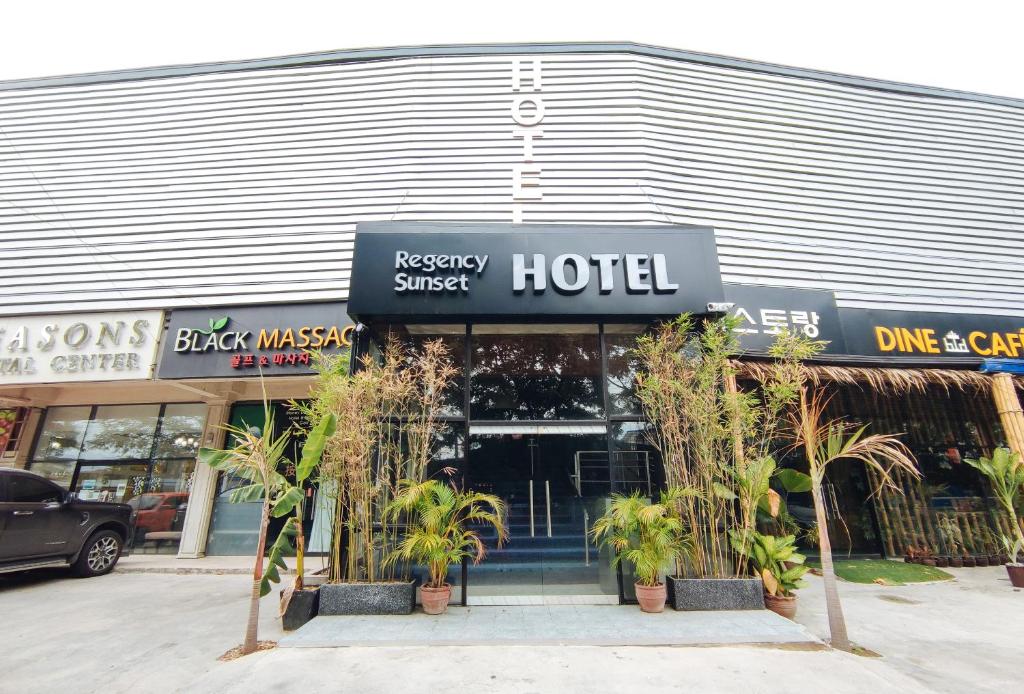 RedDoorz Premium at Regency Sunset Hotel, Angeles (updated prices 2025)