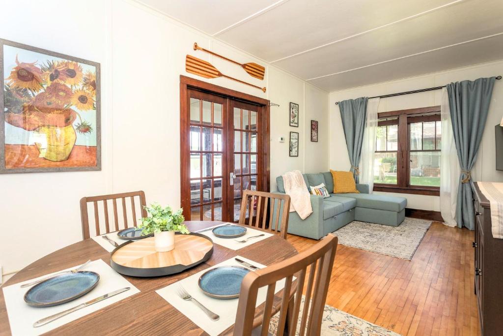 The Cowdry Cottage - Pet-Friendly - Canoe - Bikes, Alexandria (updated ...