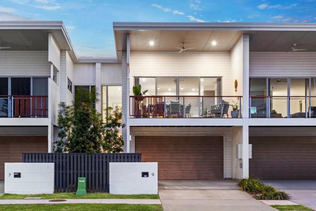 Villa on Newport Lake, Redcliffe (updated prices 2025)