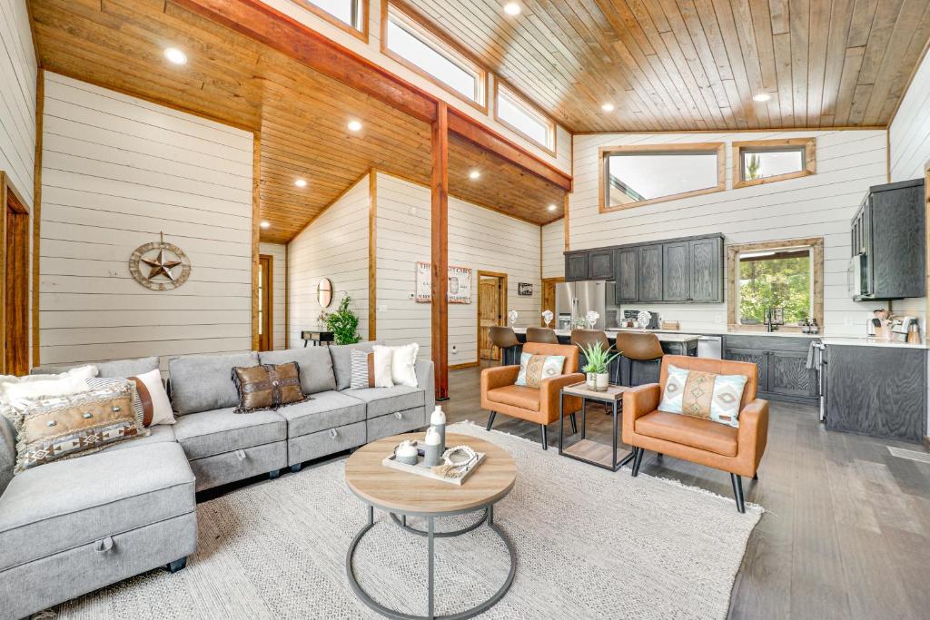 Luxe Broken Bow Home with Hot Tub and Fire Pit!, Stephens Gap (updated ...