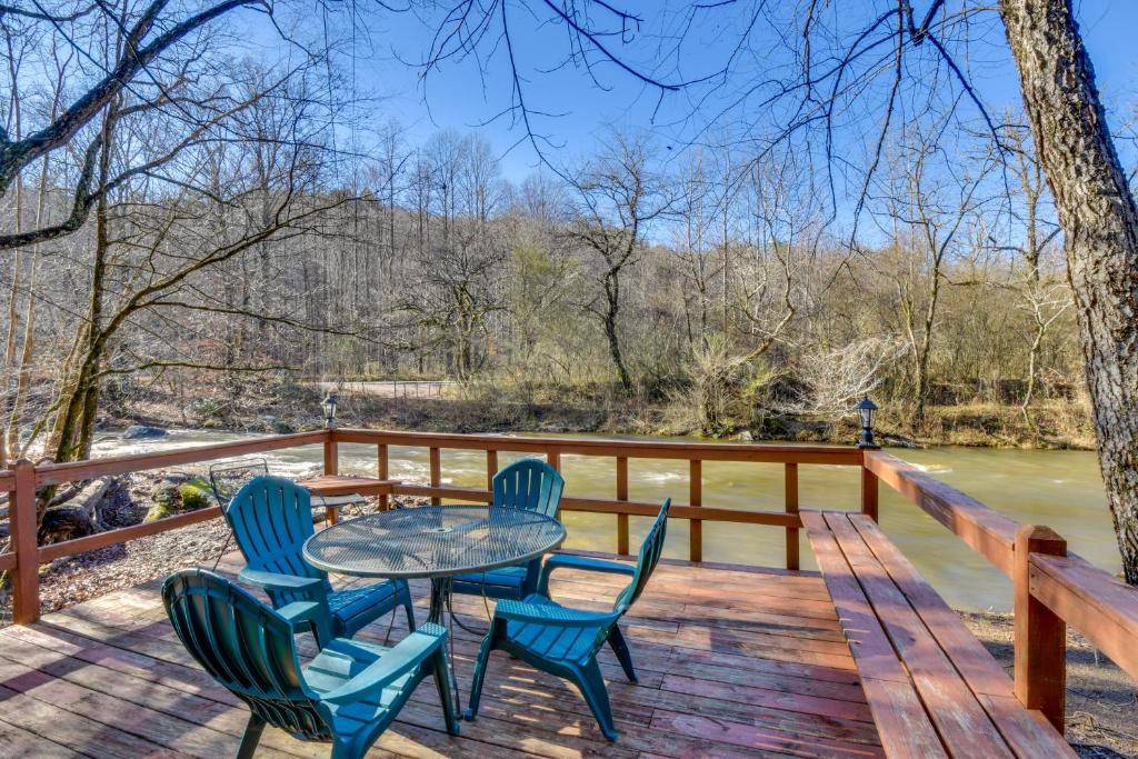 Hot Tub and Fire Pit Riverfront Helen Cabin, Cleveland (updated prices ...