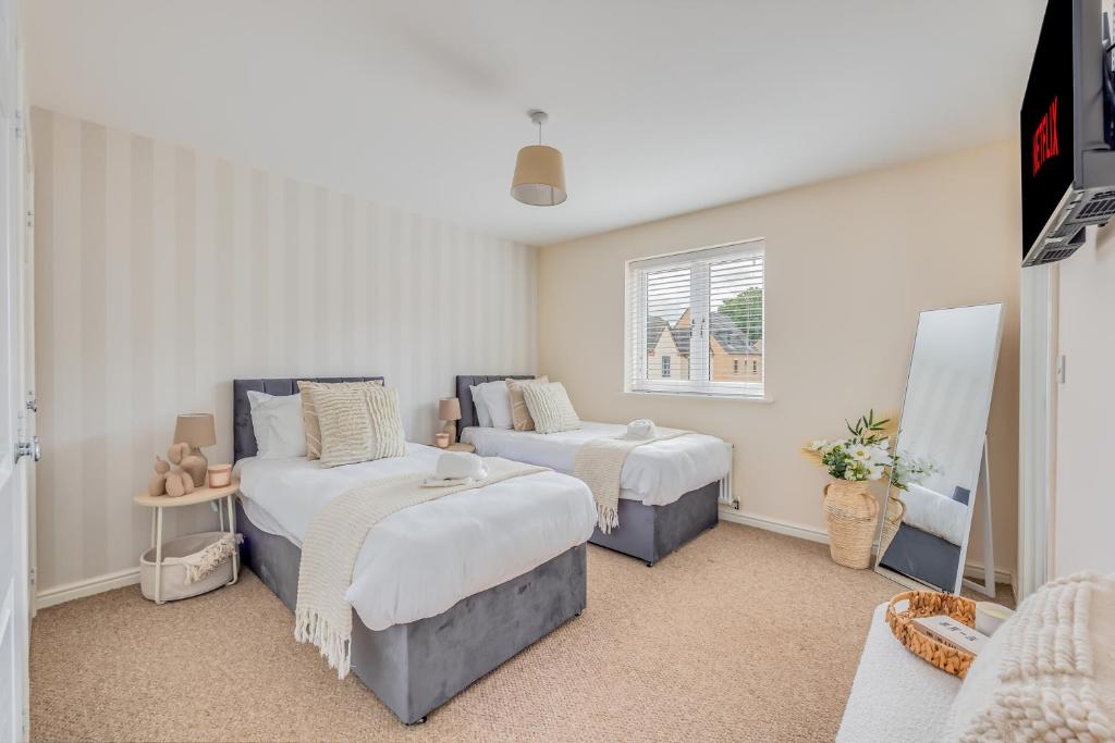 Beautiful Detached House with Study Room, SmartTVs, Fast Wifi and Free ...