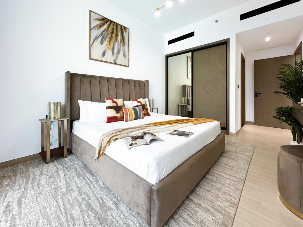 Trophy Array of Sunshine Suite w Pool view in Heart of JVC, Dubai ...