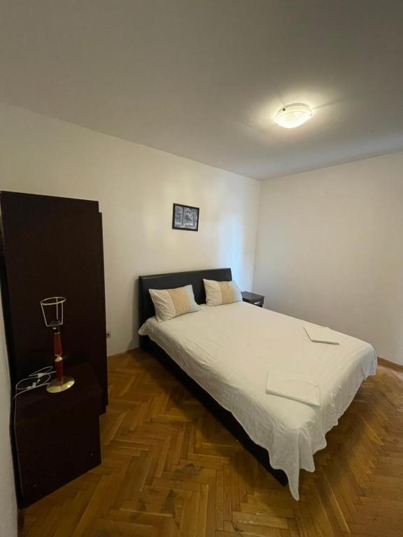 Soba sa zajednickim kupatilom, Becici (updated prices 2026)