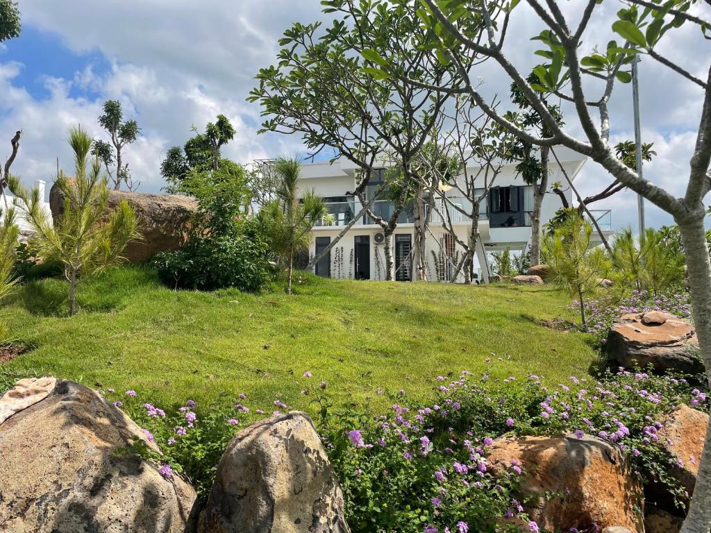 Nhà Bên Đồi - The Hill House Villa, La Sơn (updated prices 2026)