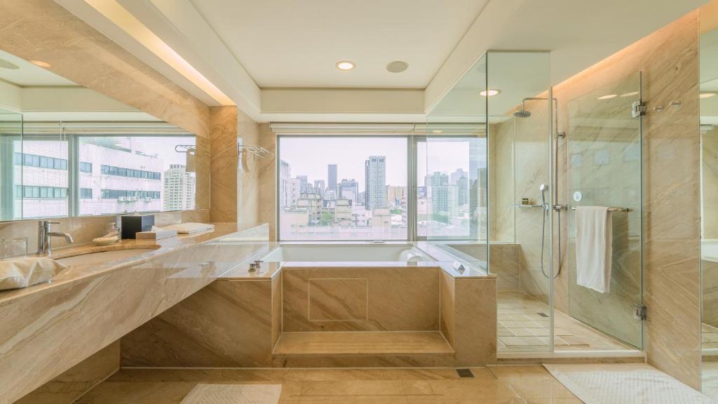 Tempus Hotel, Taichung (updated prices 2024)