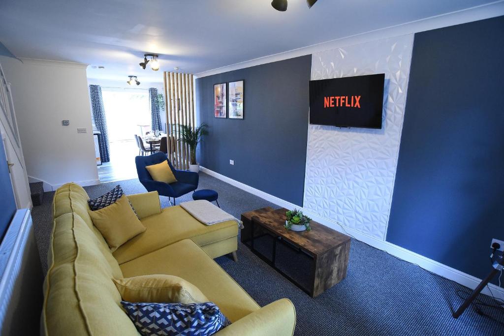 Luxury 3 Bed Modern House, Sleeps 5, Lincoln City Centre, includes ...