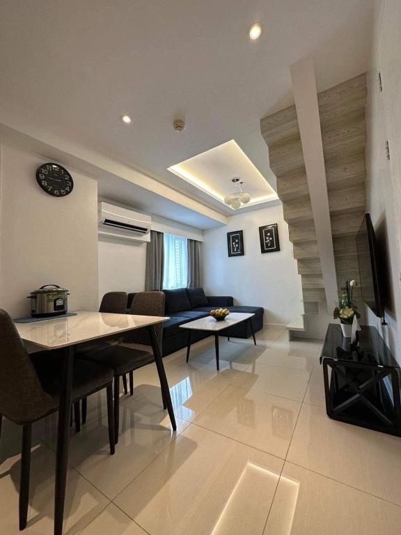 Golf Course View Unit w Free Pool in BGC And Gym, Manila (updated ...