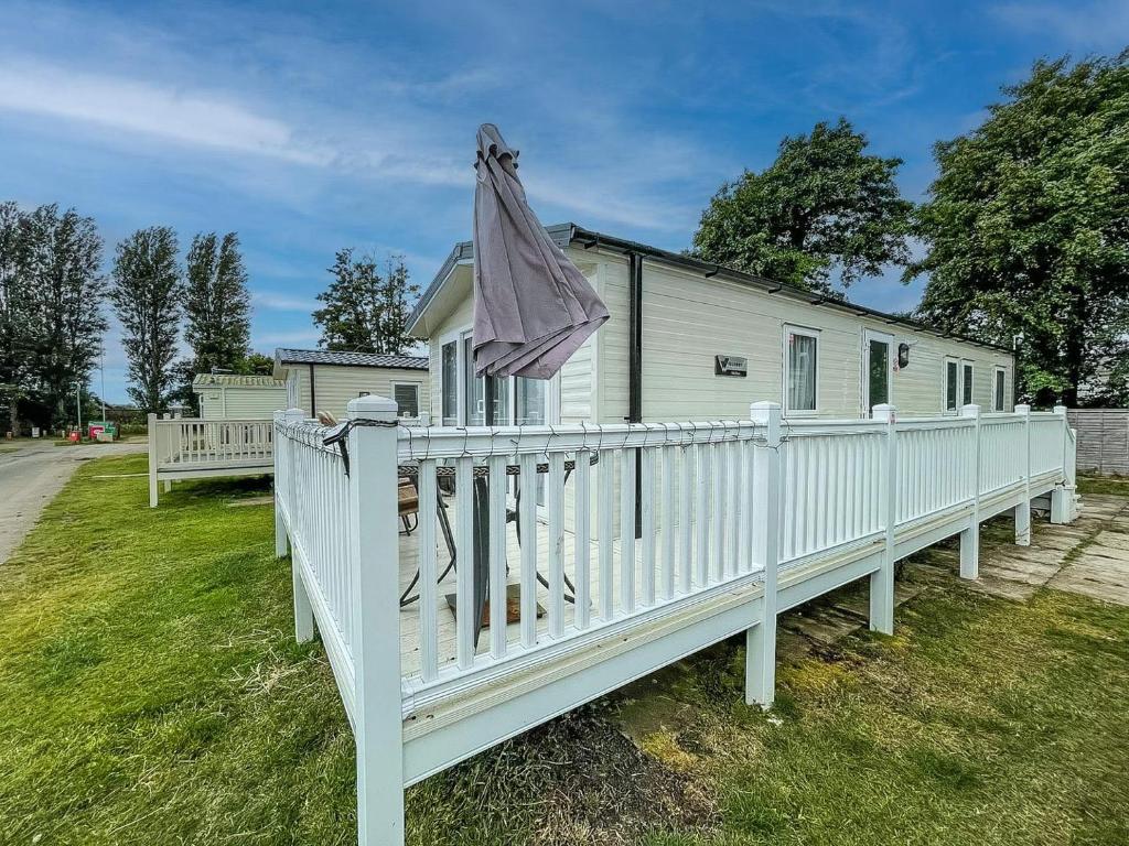 Beautiful Caravan With Decking At Manor Park In Hunstanton Ref 23042B ...