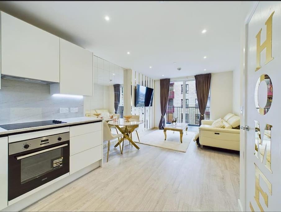 Luxury & Bright Apartment-Near Tube & Shops -Gym Access, Hatch End (updated prices 2026)