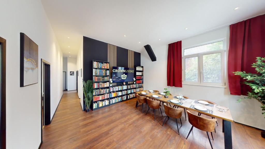 CROWN LIVING Design Loft, Küche, Bibliothek, Gartensitzplatz, Lustenau ...