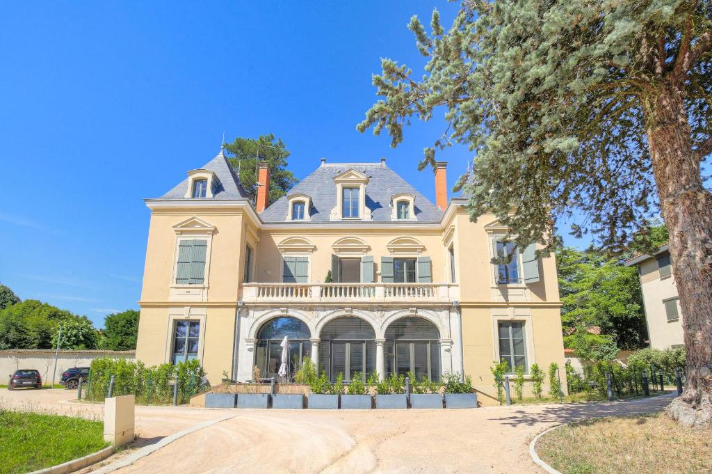 Chateau Ecully - Appartement 2 chambres - Terrasse & Parking, Écully ...