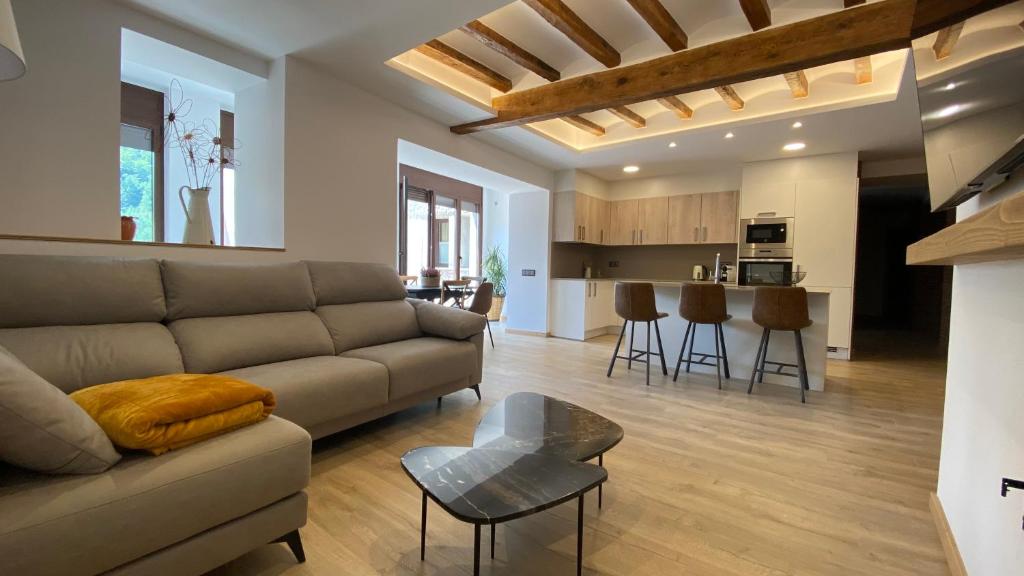 Pis turístic de 170 m2 a la plaça Porxada de Bagà, Bagá (updated prices ...