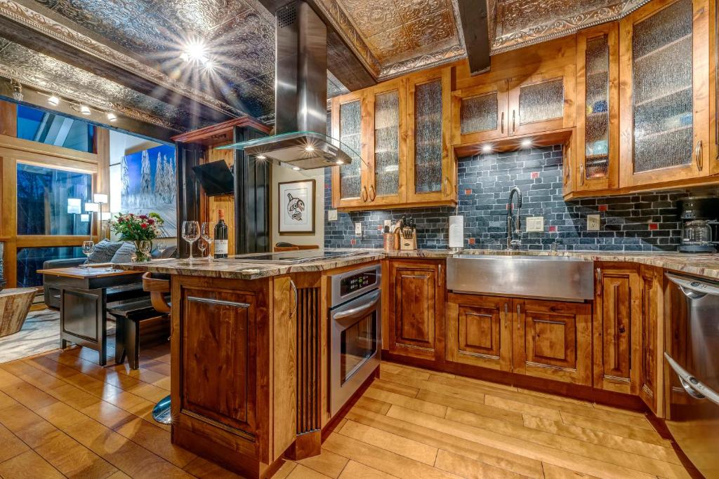 Greystone Lodge 320 Ski-in Out, Whistler (updated prices 2026)