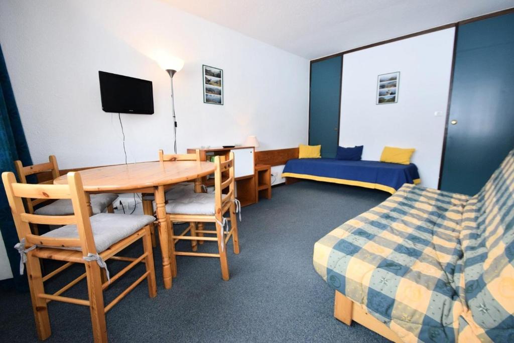 Résidence Le France - Studio pour 3 Personnes 994, Aime La Plagne ...