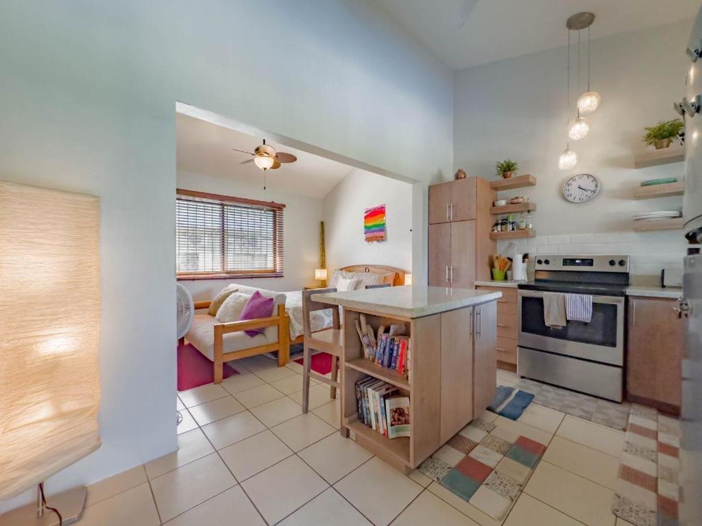 Emerald Haven Second Floor Studio Mins From Beach, Coco (updated prices 2025)