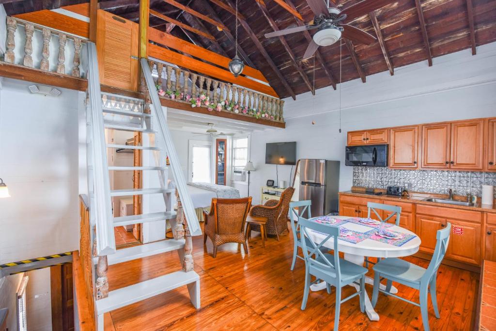 New Coastal Rose - Bright Loft with High Ceilings, Key West (harga ...