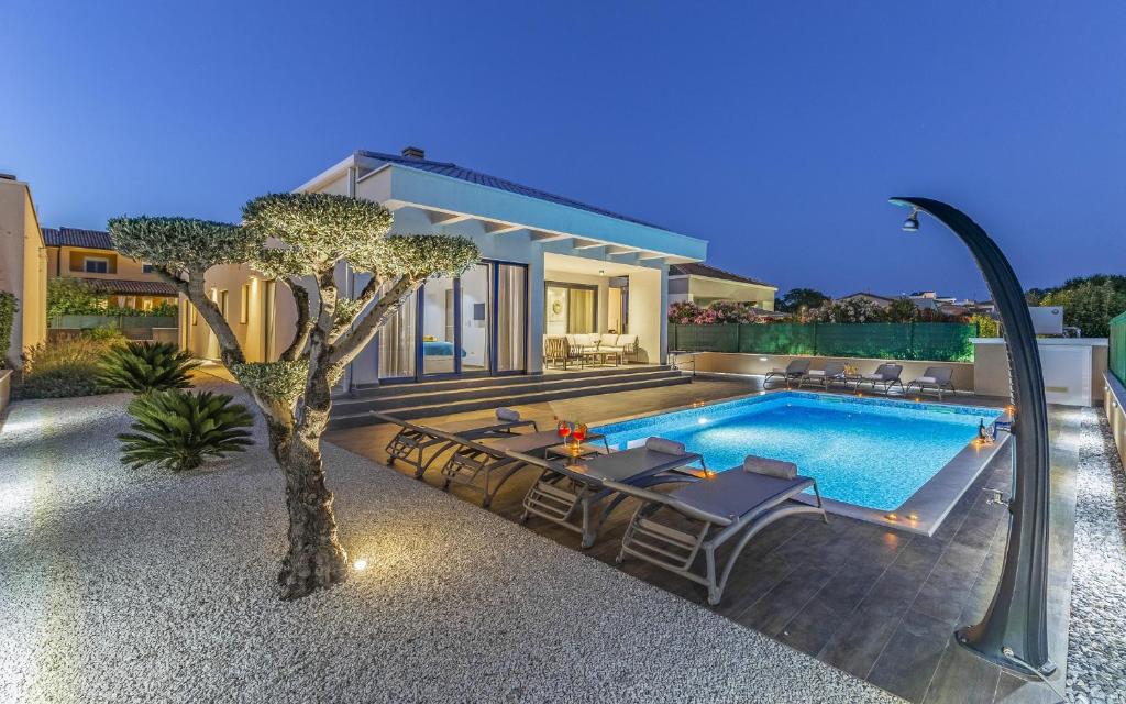 Villa Luna & Pia in Pula for 10 people with heated pool, Pula ...