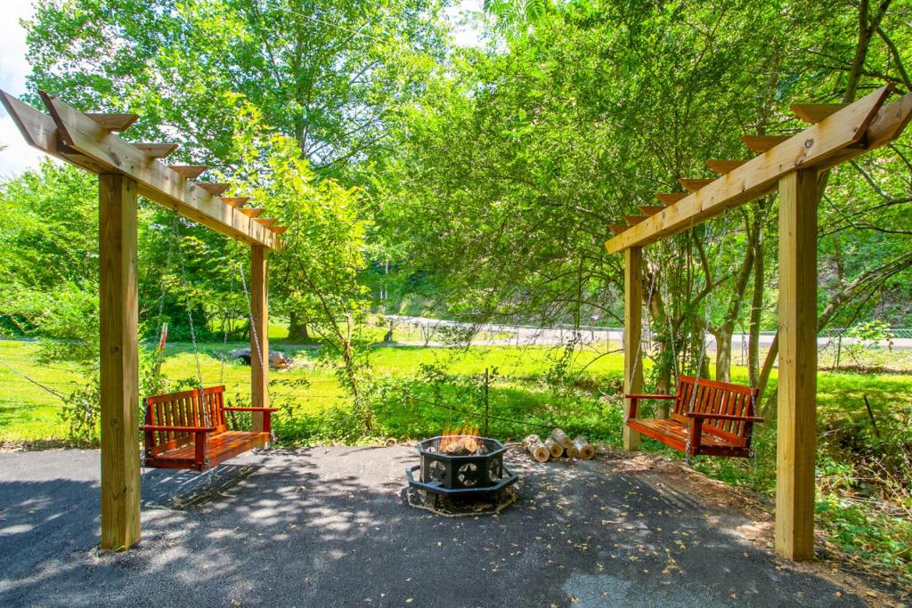 Helms Hollow Theater Hot Tub Fire Pit, Sevierville (updated prices 2026)