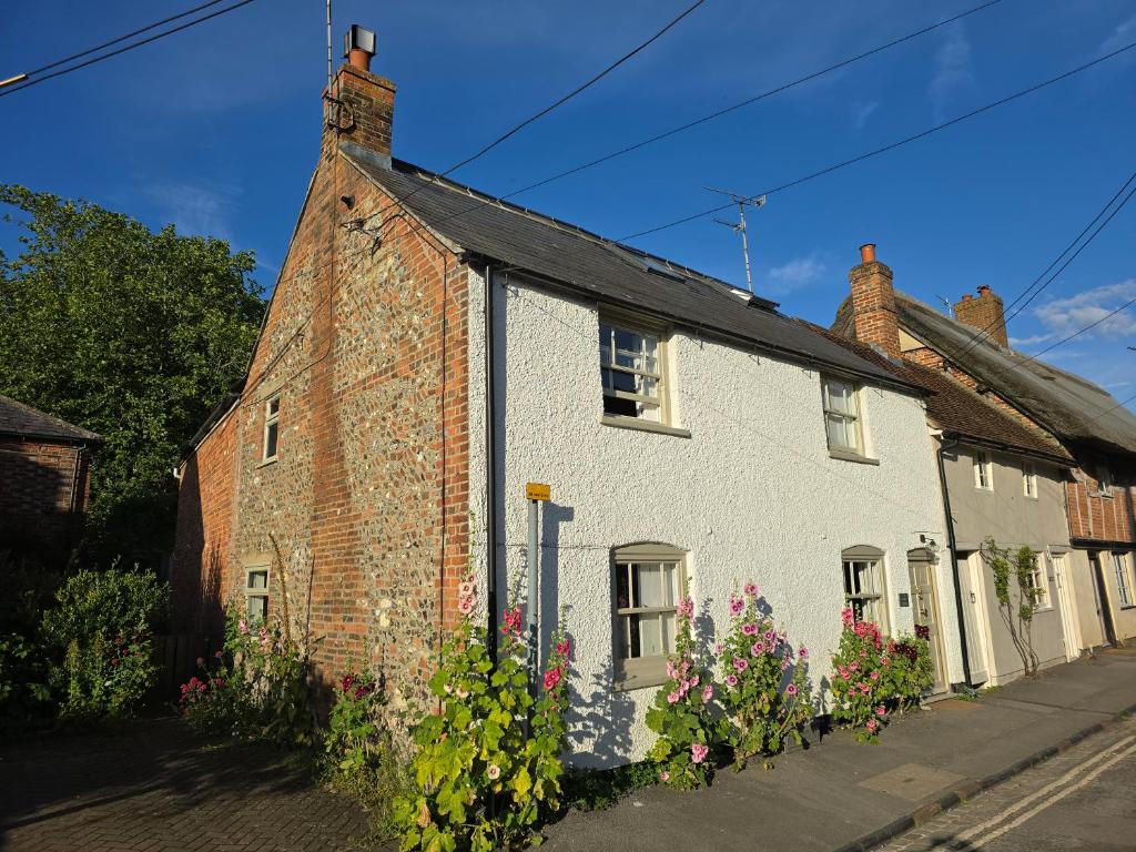 Period Cottage in Charming Market Town, Pyrton (updated prices 2026)