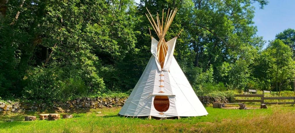 Tipi Immersion Nature, Saint-Étienne-de-Chomeil (updated prices 2025)