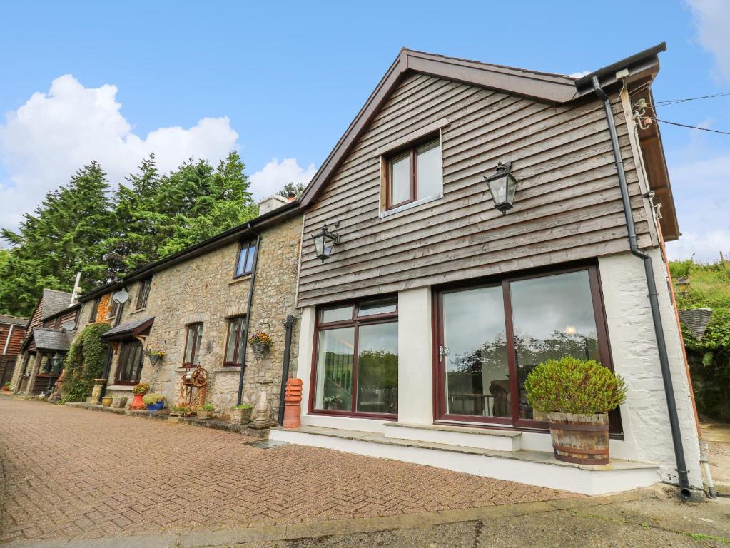 Cwmfadog, Builth Wells (updated prices 2026)