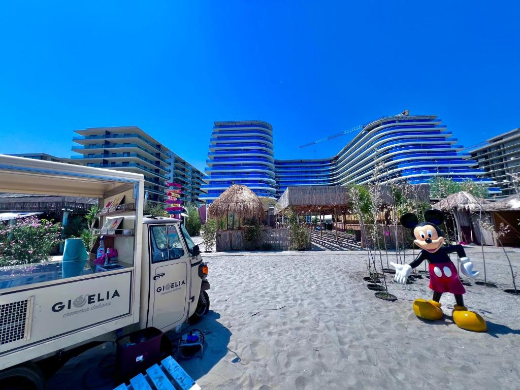 WHITE TITANIC Luxury SEA VIEW, Mamaia Nord (updated prices 2025)