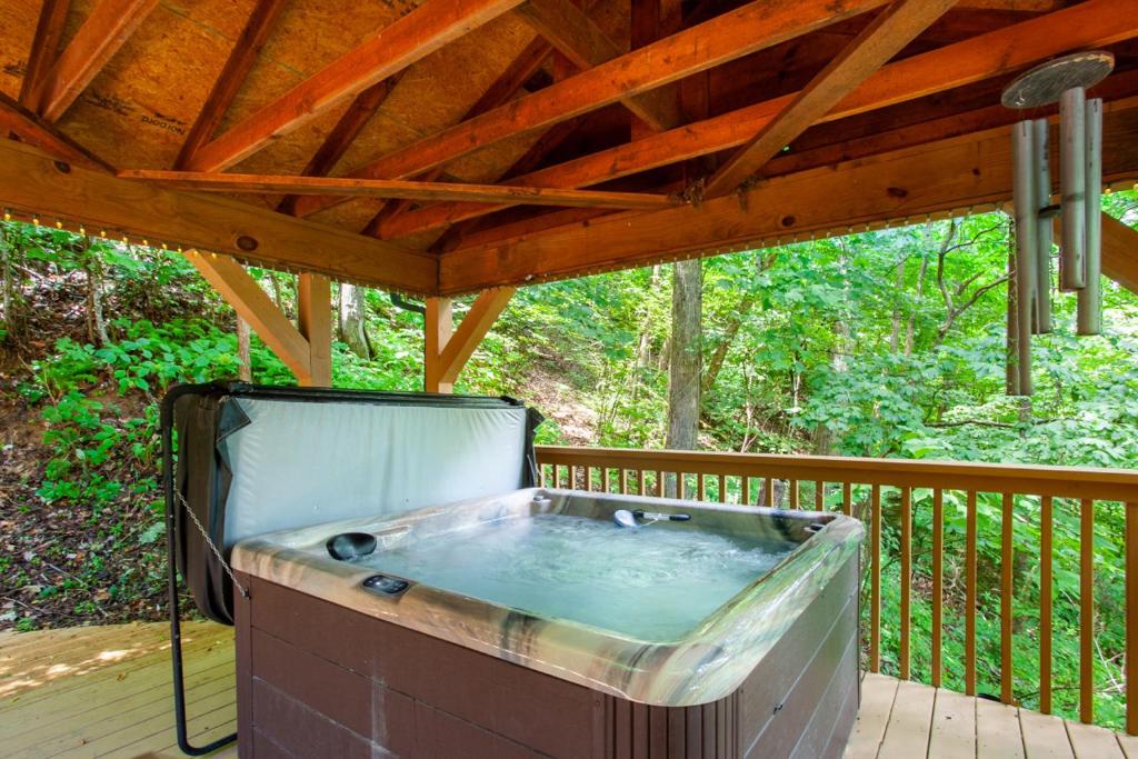 Ravens Hollow Private Pool Hot Tub Games, Pigeon Forge (updated prices ...