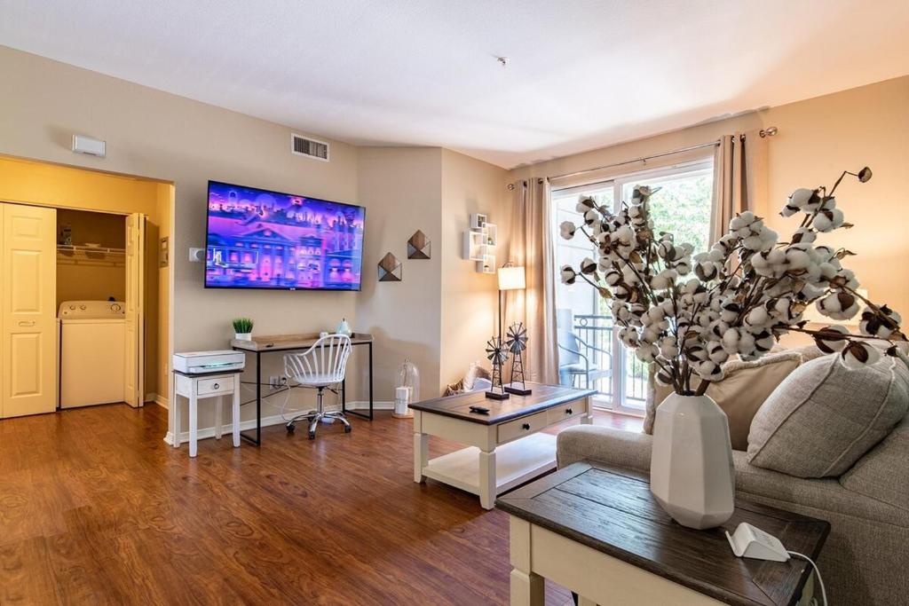 Modern King Suite Deluxe Living Cali, Santa Clarita (aktualisierte ...