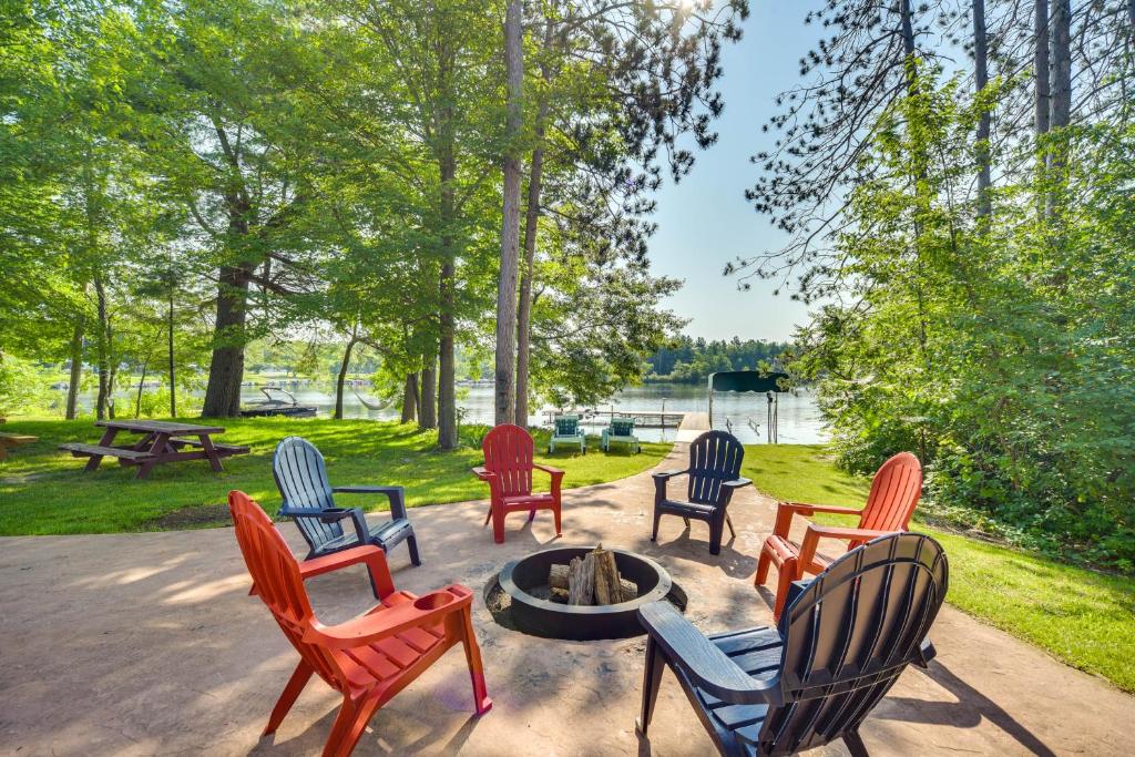 Lakefront Holcombe Getaway Hot Tub, 2 Docks!, Holcombe (updated prices 2025)