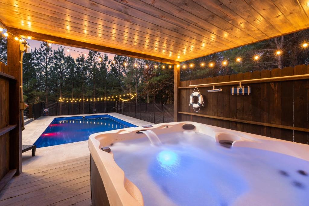 New Cabin- Luxury Heated Pool, Hot Tub, Fire Pit cabin, Stephens Gap ...