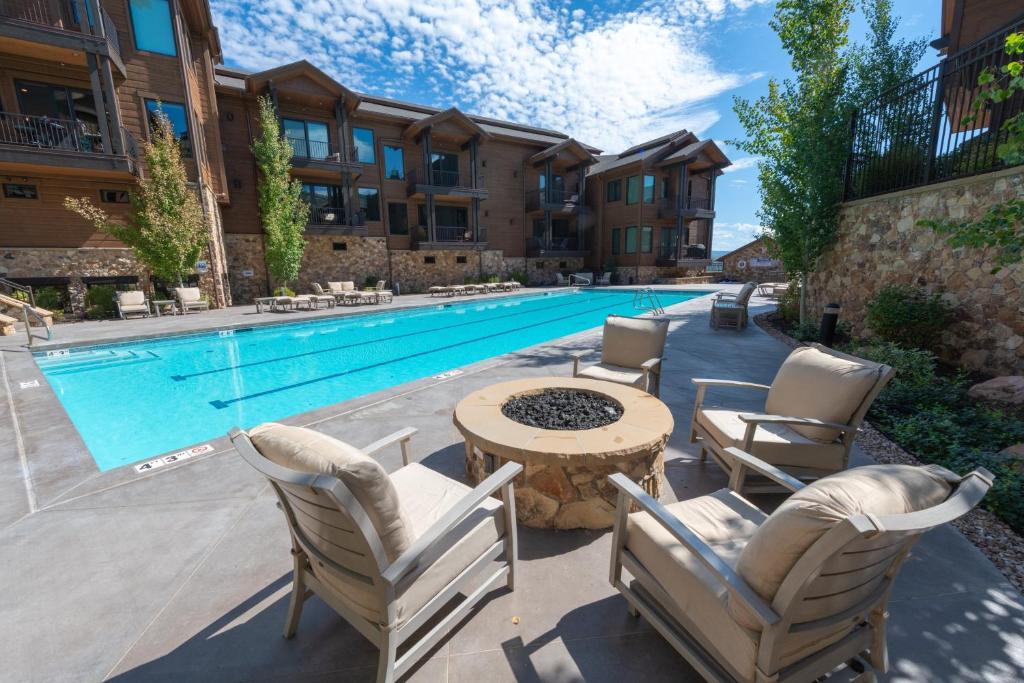 Walk to Skiing, Exceptional Juniper Landing 2 BR, Private Hot Tub, Golf ...