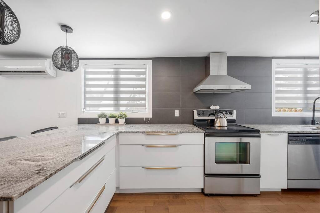 Big comfy house! Free parking, Fast Wi-Fi, Saint-Jérôme (updated prices ...