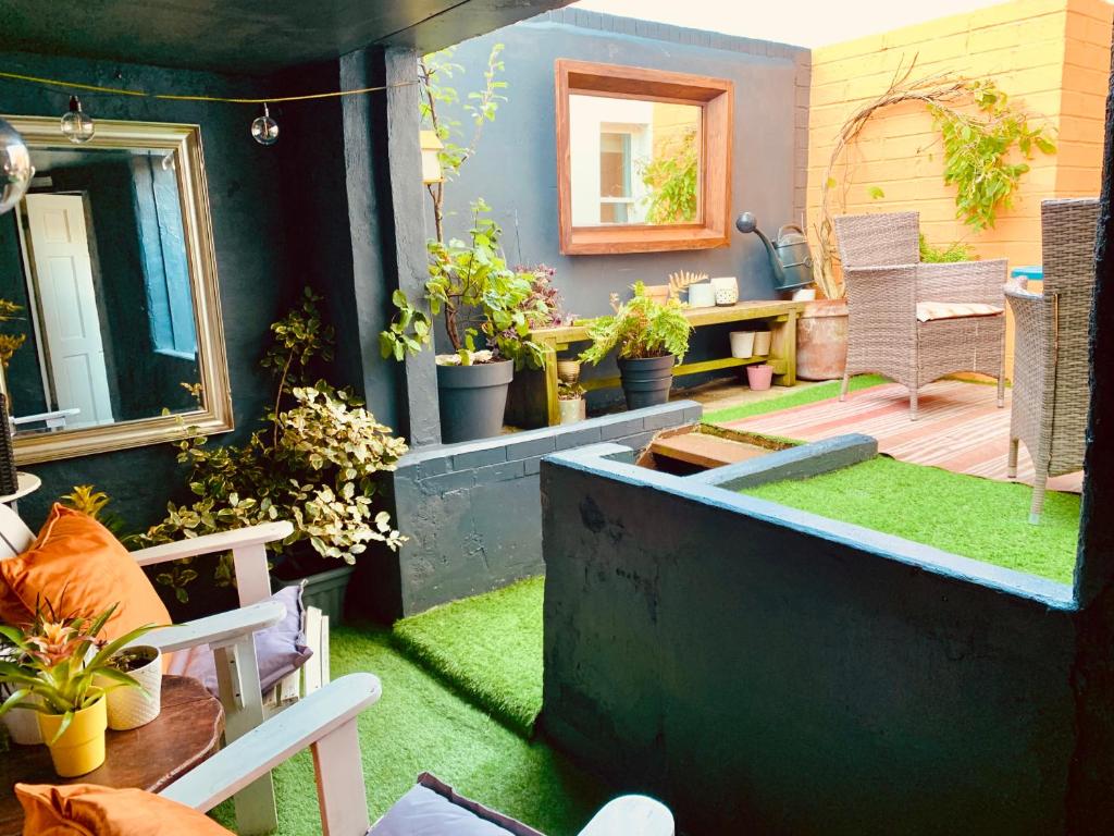 Vibrant beachfront Folkestone getaway, Folkestone (updated prices 2026)