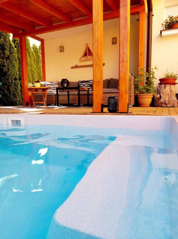 Canadian style house with 3D effect pool, Vinosady (updated prices 2025)