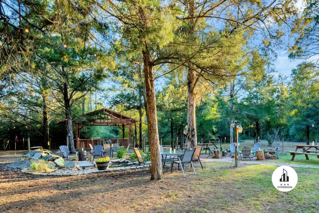 BnB Hyperion - 4BR Pet-Friendly Retreat w Firepit, Eustis (updated ...