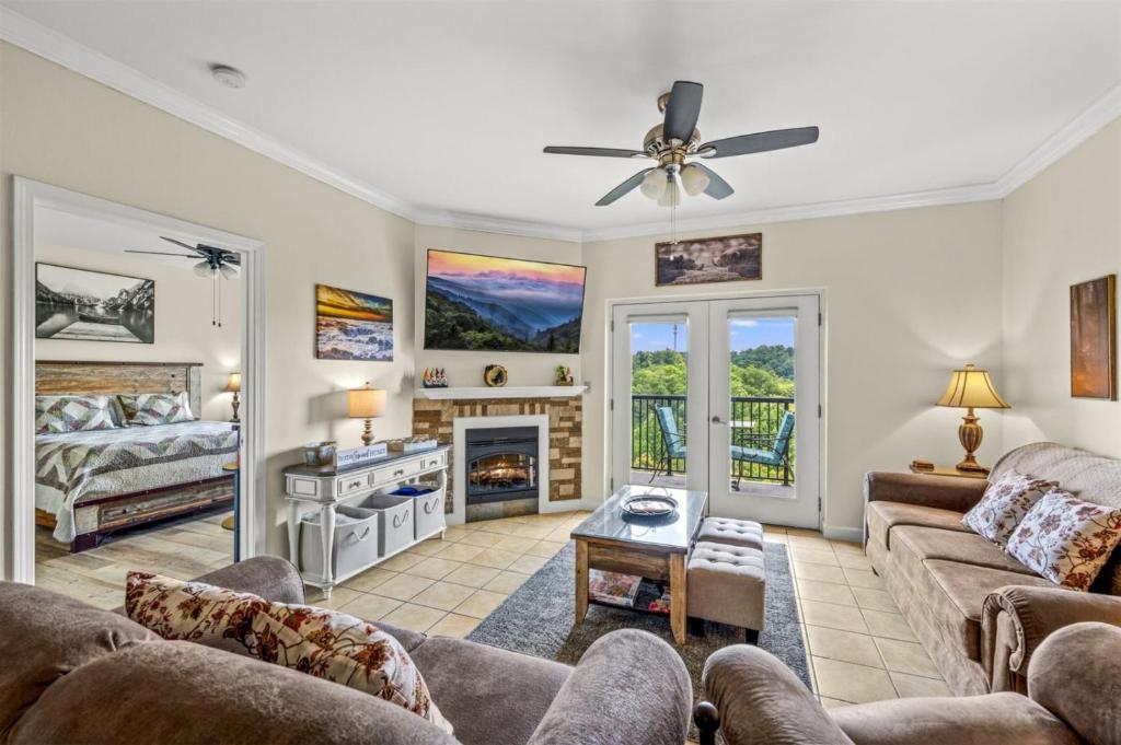 Smoky Mountain View Condo- Indoor Outdoor Pool, Walking Path ...