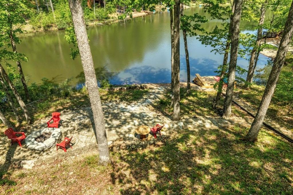 Tarnhouse Lakefront Cottage, Innsbrook (updated prices 2025)