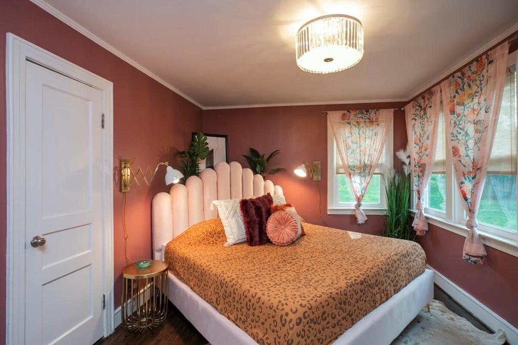 Minutes to Downtown Franklin Bar w Pool Table, Franklin (updated prices ...